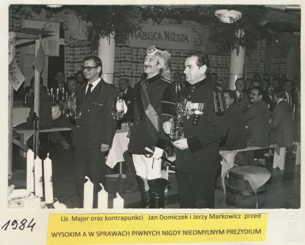 Powiększ zdjęcie Przed Wysokim Prezydium. W środku wieloletni Lis Major ...